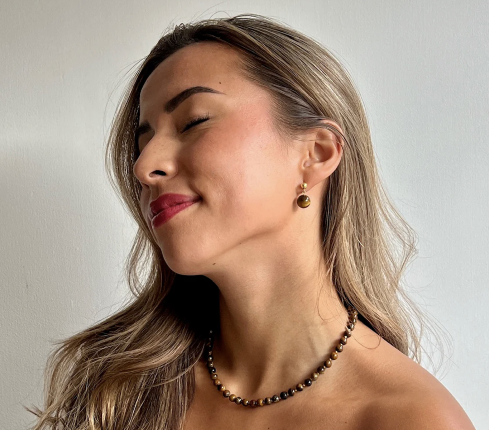 Soi - Tiger Eye med Ferskvandsperler - Krystal halskæde | 1+1 Textil